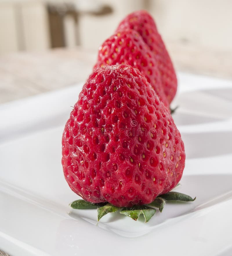 Fresa en el fondo blanco foto de archivo. Imagen de frescura - 31382690