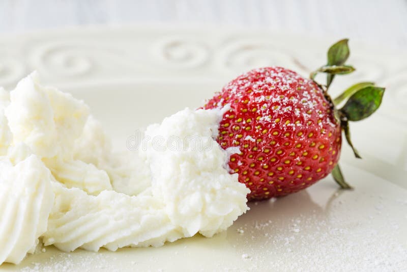 Fresa Fresca Con Crema Batida Imagen de archivo - Imagen de resorte ...