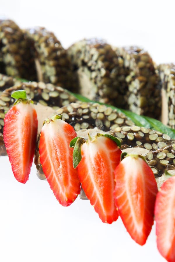 Fresas Cortadas En Una Placa Blanca En La Tabla De Madera Foto de ...