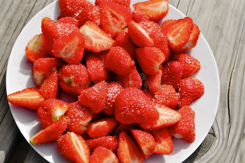 Fresas cortadas imagen de archivo. Imagen de taza, delicioso - 29571437