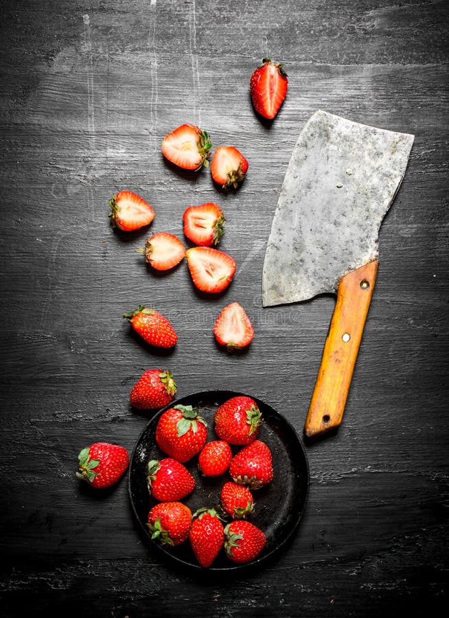 Fresas Cortadas Con El Cuchillo Viejo En El Tablero Imagen de archivo ...