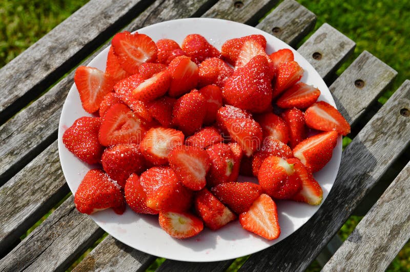 Fresas cortadas foto de archivo. Imagen de verano, jugoso - 32415304
