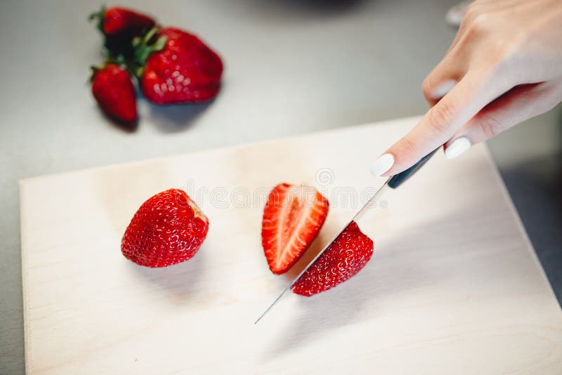 Cortes de la fresa foto de archivo. Imagen de postre - 40588276