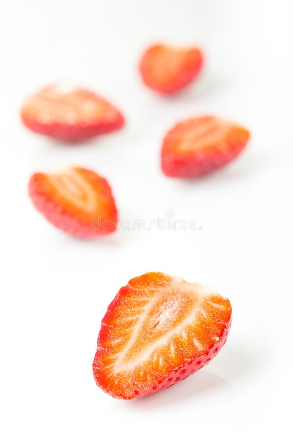 Fresas Frescas Rojas Cortadas En La Mitad Dispuesta En Un Fondo Blanco ... Fresas Frescas Rojas Cortadas En La Mitad Dispuesta En Un Fondo Blanco ...