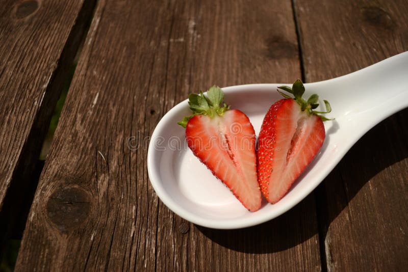 Fresas partidas en dos foto de archivo. Imagen de corte - 784386