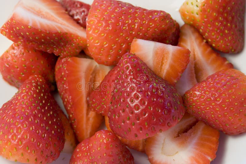 Fresas partidas en dos foto de archivo. Imagen de inglés - 784386