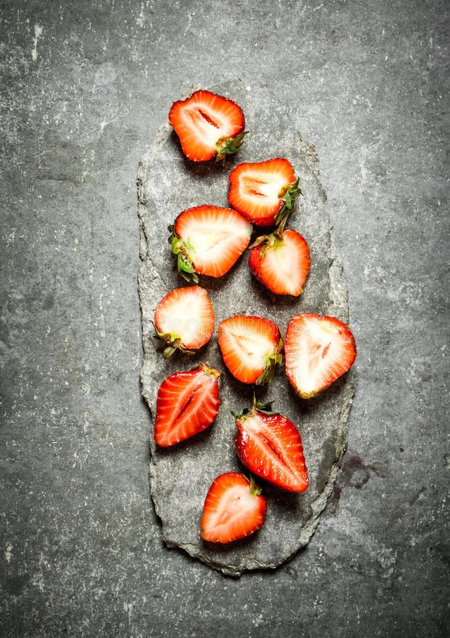 Fresas Partidas En Dos Maduras Foto de archivo - Imagen de delicioso ...
