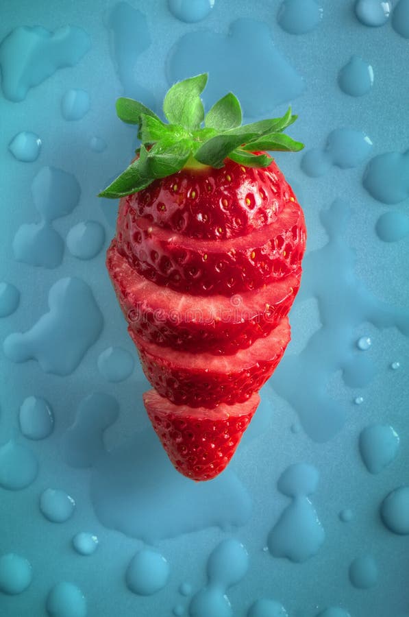 Fresco da morango cortado imagem de stock. Imagem de colorido - 71153787