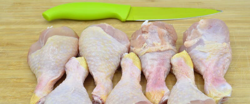 Fresh Clean Raw Chicken Legs and Green Sharp Knife. Drumsticks Stock ...