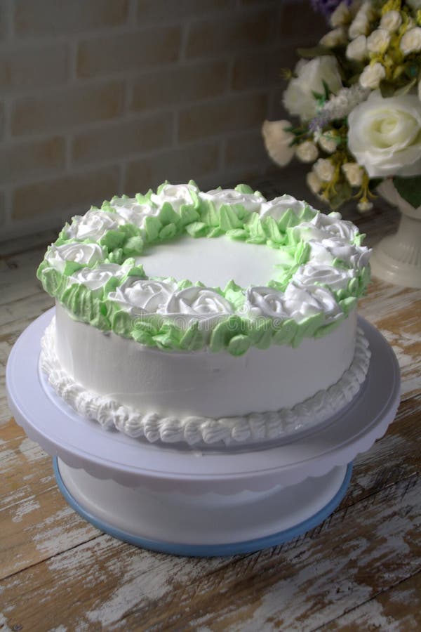 Fresh cream cake stock image. Image of flower, pasteles - 89449893