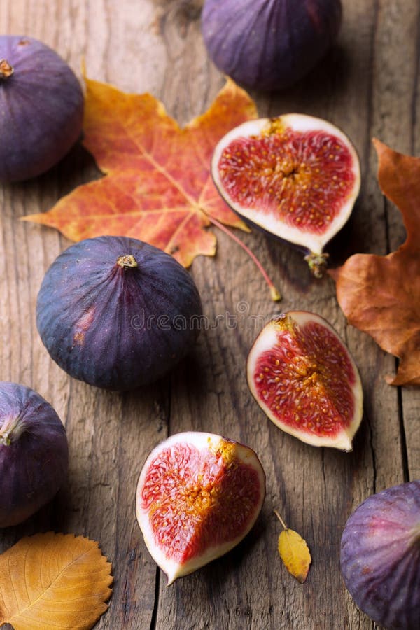 Fresh Figs and Autumn Leaves Stock Image - Image of season, diet: 42448929