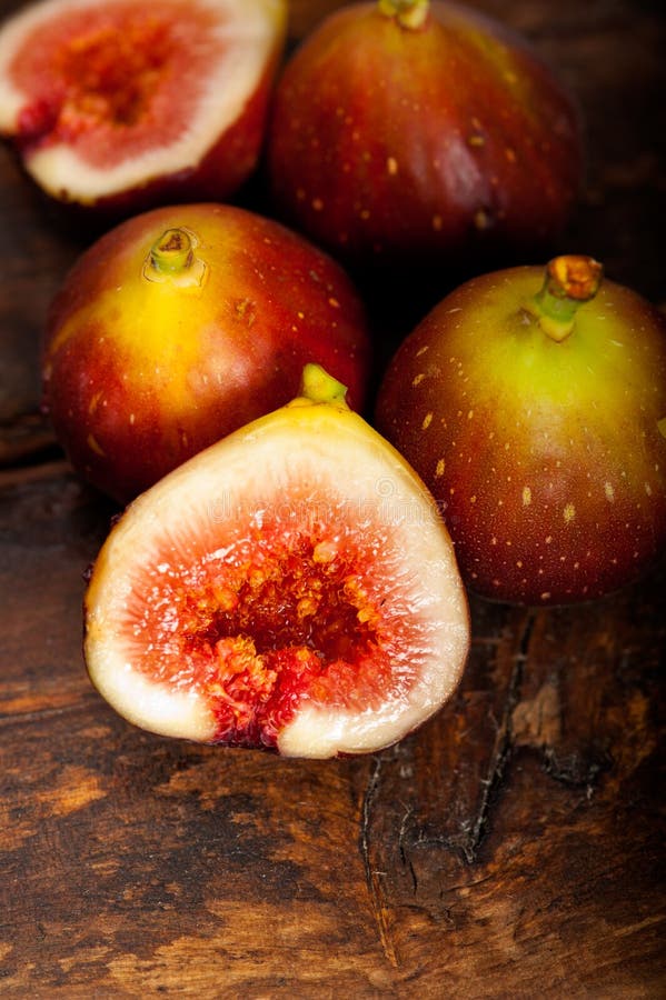 Fresh figs over old wood stock image. Image of green - 36300161
