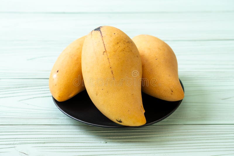 Golden Mangoes Fruit in Rattan Basket on Fresh Green Banana Leaf ...