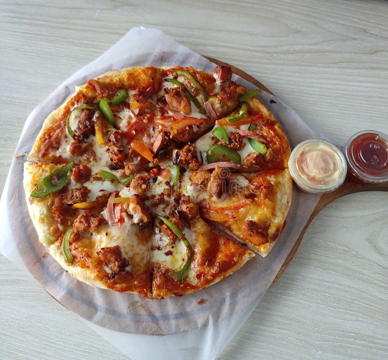 Fresh Italian Pizza with Tomato, Mozzarella, Chicken, and Capsicum ...