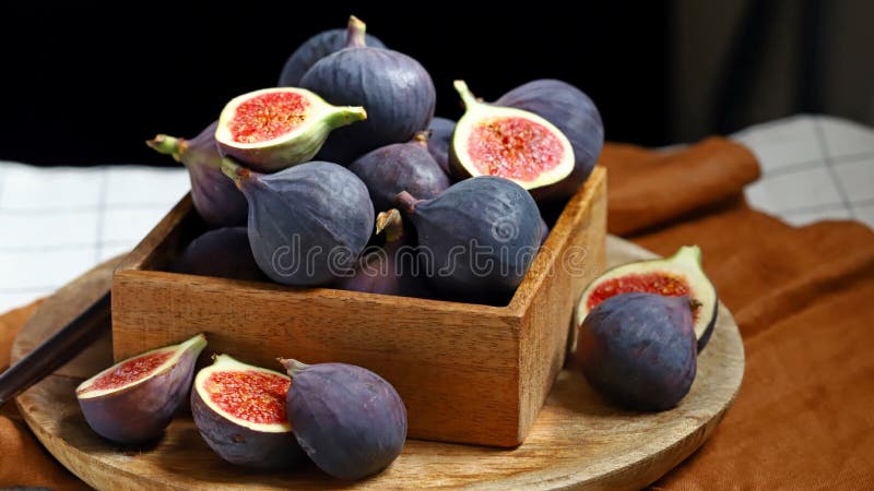 Fresh Juicy Figs in a Wooden Box Stock Image - Image of harvest, nature ...