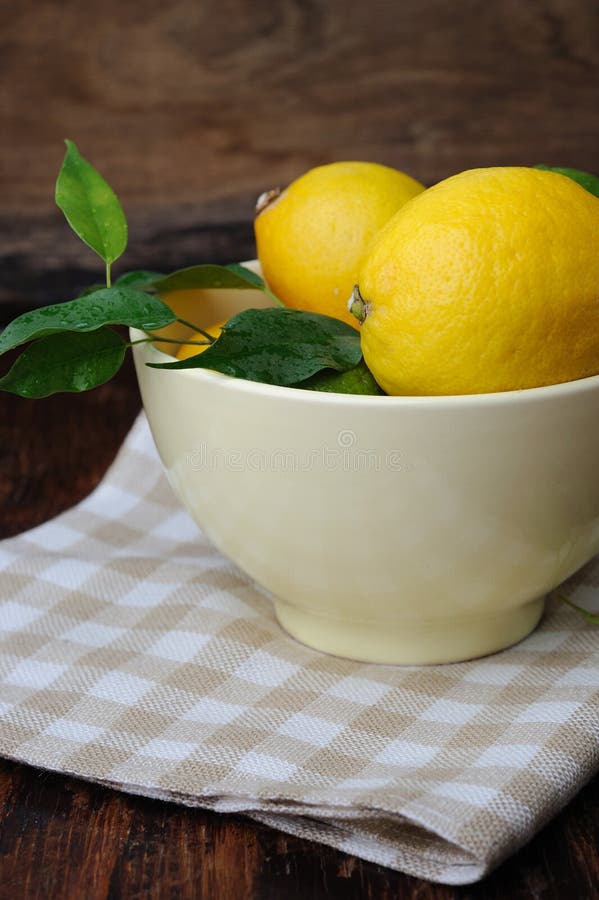 Bowl With Fresh Lime And Lemons, Squeezer And Glasses Of Lemonade Stock ...