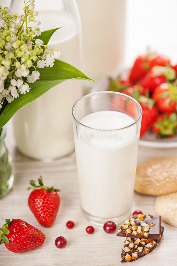 Fresh Milk with Cookies Breakfast Stock Image - Image of cookie ...