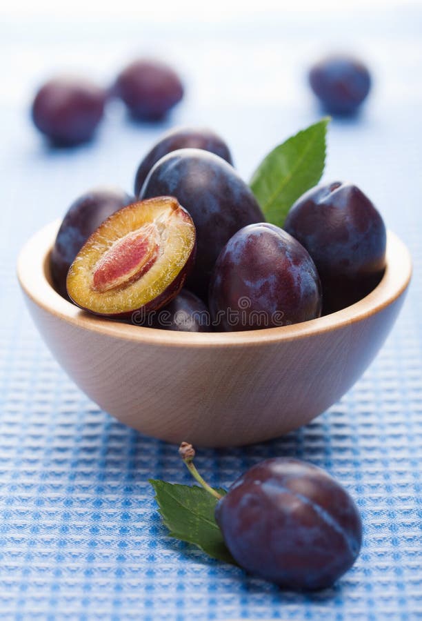 Fresh plums stock image. Image of flavor, bowl, season - 17040393
