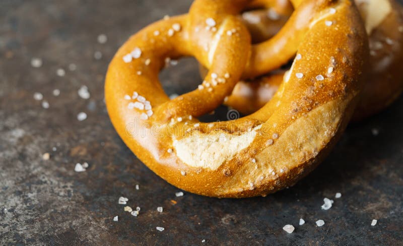 Fresh Pretzels on Rustic Table, Bavarian Traditional Germany Food Stock ...