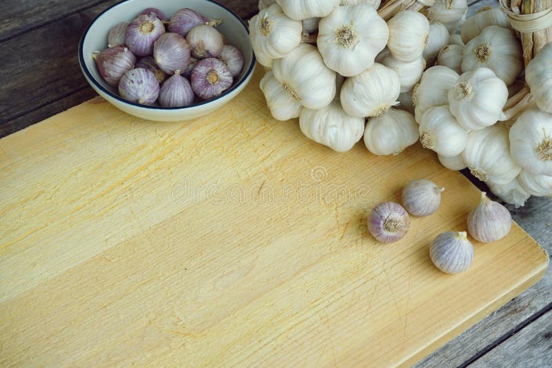 Fresh Raw Garlic Bundle on Cutting Board, Copy Space, Kitchen Raw ...