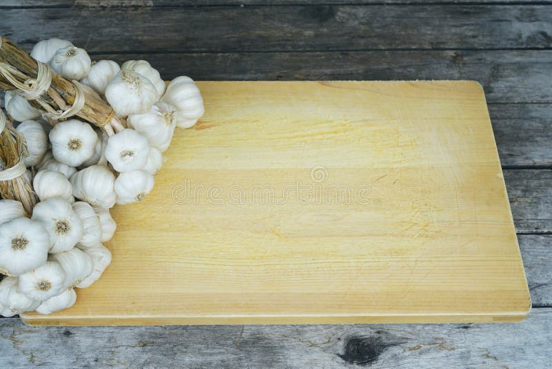 Fresh Raw Garlic Bundle on Cutting Board, Copy Space, Kitchen Raw ...