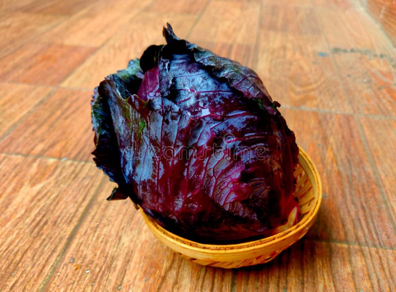 Fresh Red Cabbage in a Small Jute Basket Fresh Leafy Vegetables Stock ...
