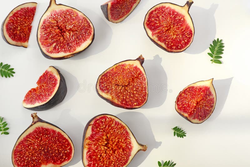 Fresh Ripe Figs and Green Leaves on White Background, Flat Lay Stock ...