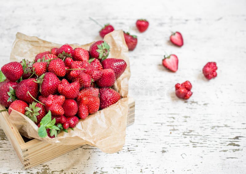 Fresh Strawberries in a Wooden Box Stock Image - Image of picnic, berry ...