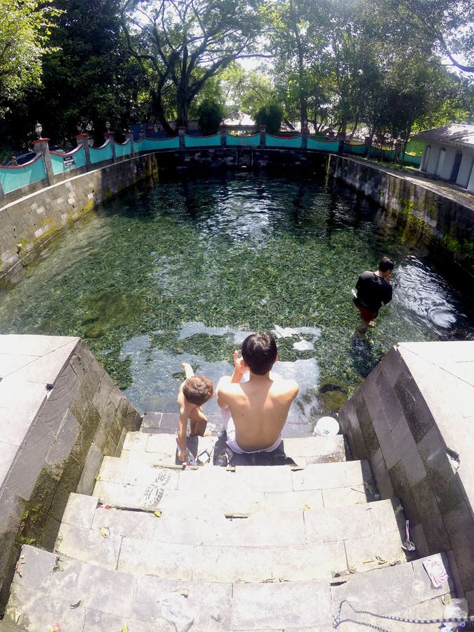 Freshwater spring editorial photography. Image of people - 49576127