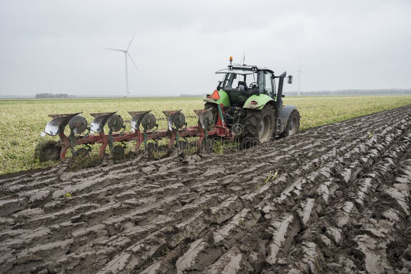 Fresly Pflog Land Und Traktor Mit Pflug Stockbild - Bild von landwirt ...