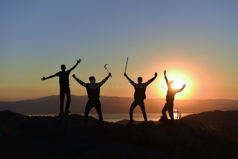 Freude am Team, Das Die Gipfel Der Berge Erreicht Stockfoto - Bild von ...