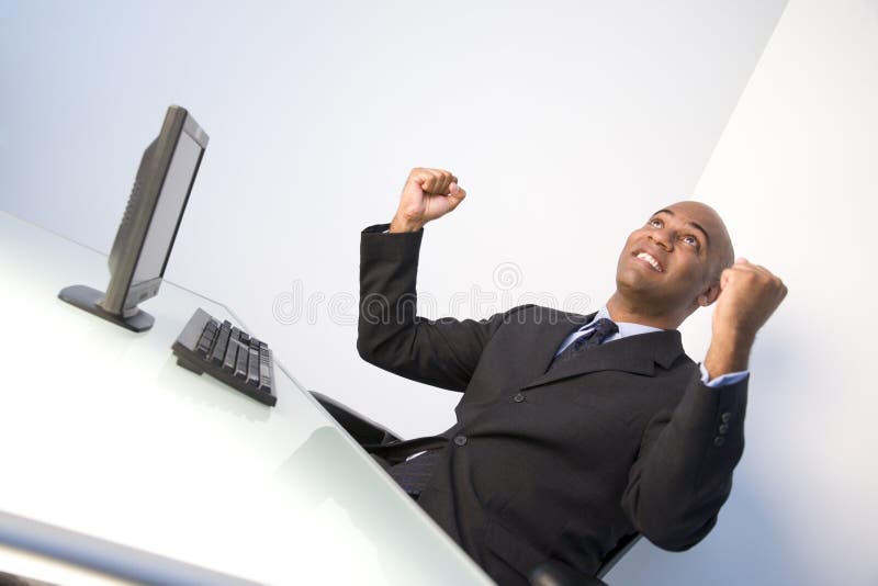 Freudig Erregt Erwachsene Frau Live Video Chatting Outdoors Using Ihr ...