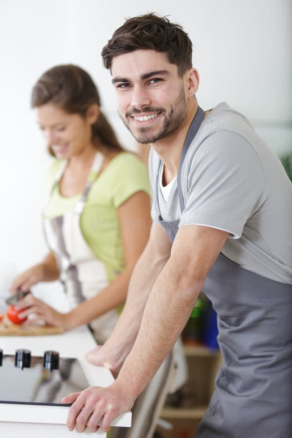 Freund, Der Mit Freundin Kocht Stockfoto - Bild von freundin, köstlich ...