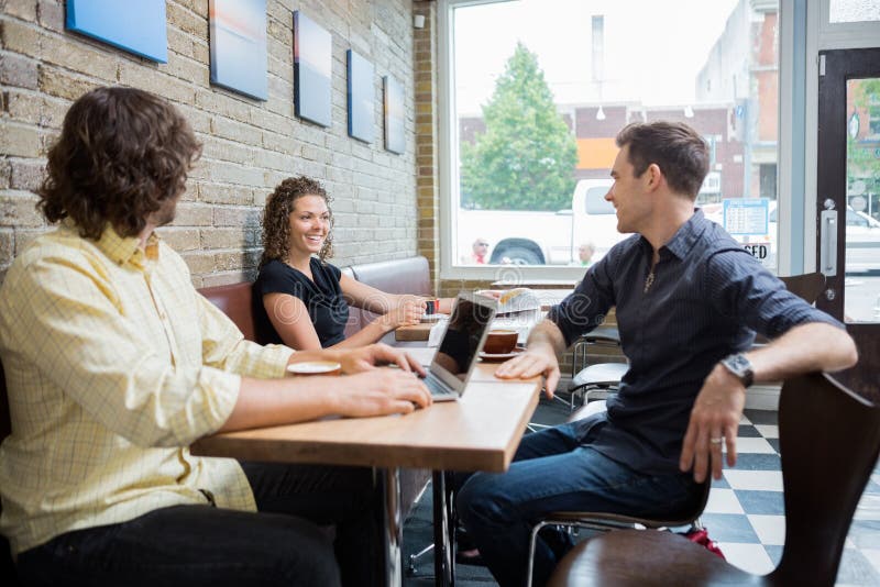 Freunde, Die Freizeit Im Café Verbringen Stockfoto - Bild von ...