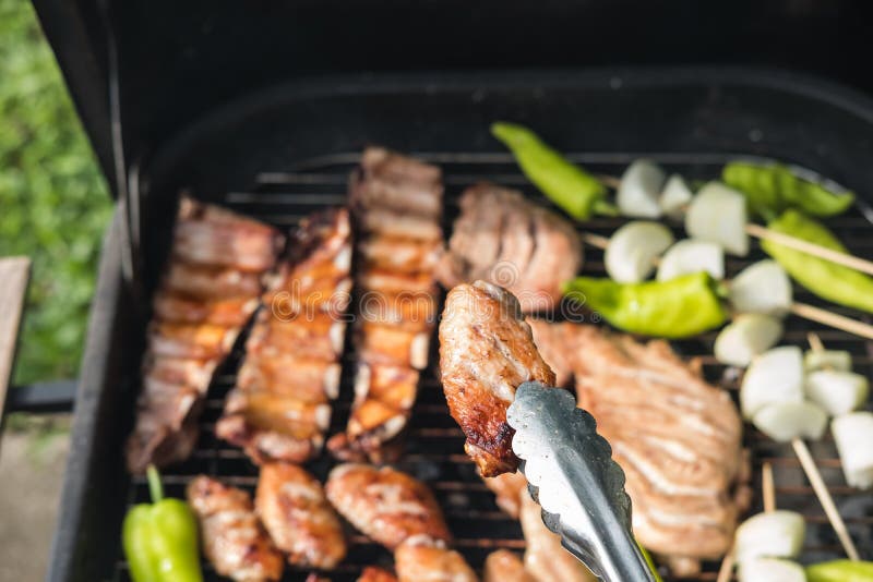 Freunde, Die Grill Machen Und Zu Mittag Essen Stockfoto - Bild von ...