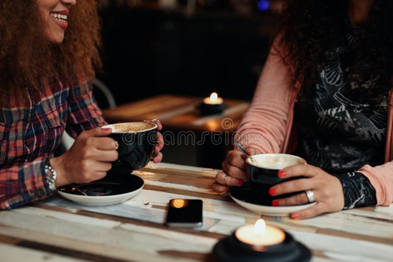 85 Zwei Freundinnen Einem Restaurant Fotos - Kostenlose und Royalty ...