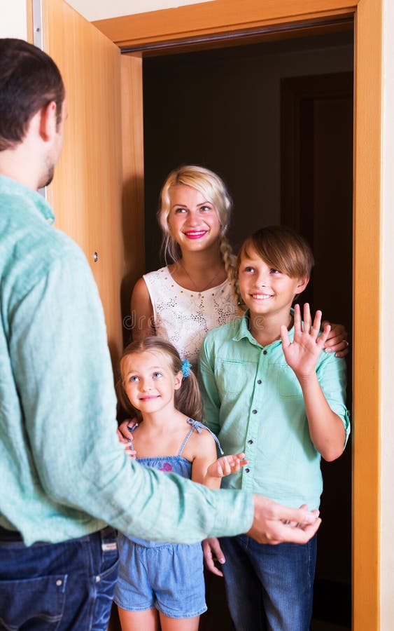 Freunde, Die Mit Besuch Kommen Stockfoto - Bild von innere, raum: 61120282