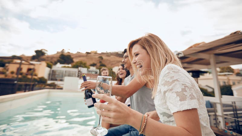 Freunde, Die Partying Auf Dachspitze Haben Stockbild - Bild von glück ...