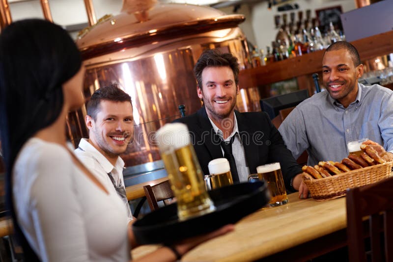 Freunde, Die Spaß an Der Kneipe Haben Stockbild - Bild von lebensstil ...