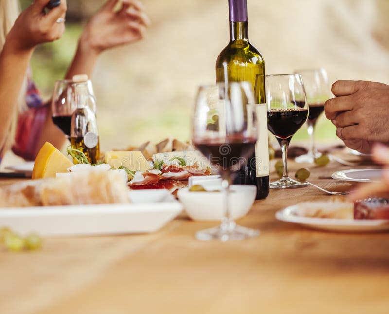 Trinkender Wein stockfoto. Bild von trinken, frau, augen - 29147266