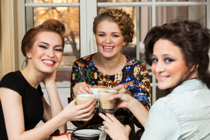 Freunde im Café stockfoto. Bild von glück, überzeugt - 38906196