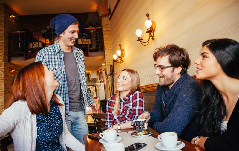 Freunde im Kaffee stockfoto. Bild von kaffee, freunde - 49795908