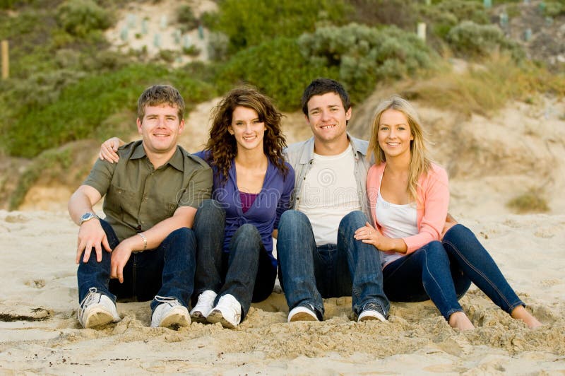 Freunde am Strand stockbild. Bild von erwachsene, beiläufig - 6060919