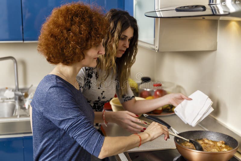 Verbinden Sie Zu Hause Kochen, Die Frau, Die Nicht Mit Ehemann ` S ...