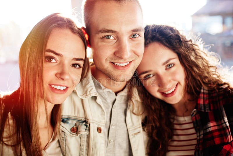 Freundliche Firma stockfoto. Bild von glücklich, freundin - 62478748