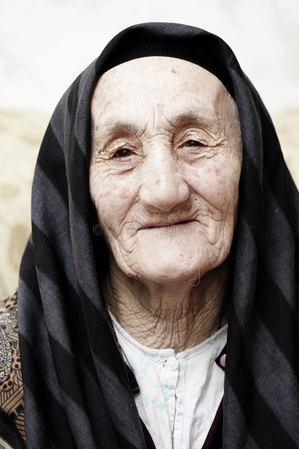 Alte Großmutter Im Roten Kopftuch Mit Durchdringenblick Stockbild ...
