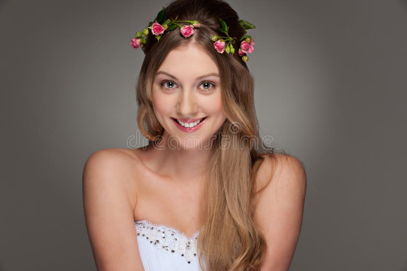 Fröhliche Hübsche Frau in Rotem Badeanzug Im Kosmetikmodell Des Pools ...