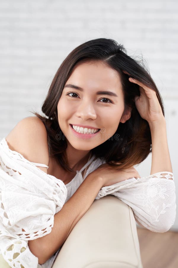 Freundliche junge Frau stockfoto. Bild von bequem, attraktiv - 115294776