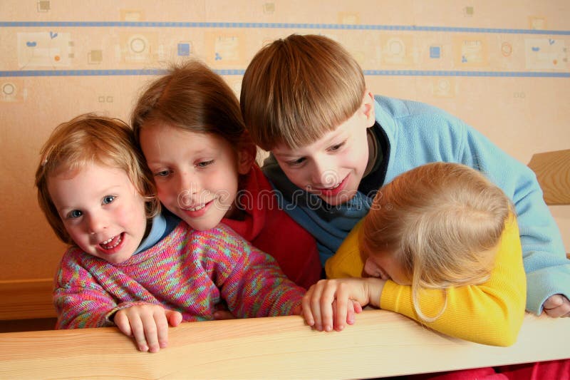 Freundliche Kinder stockfoto. Bild von buch, koje, umarmen - 1909416
