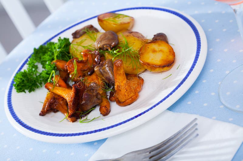 Fried Chanterelles with Potatoes Stock Photo - Image of edible, green ... Fried Chanterelles with Potatoes Stock Photo - Image of edible, green ...
